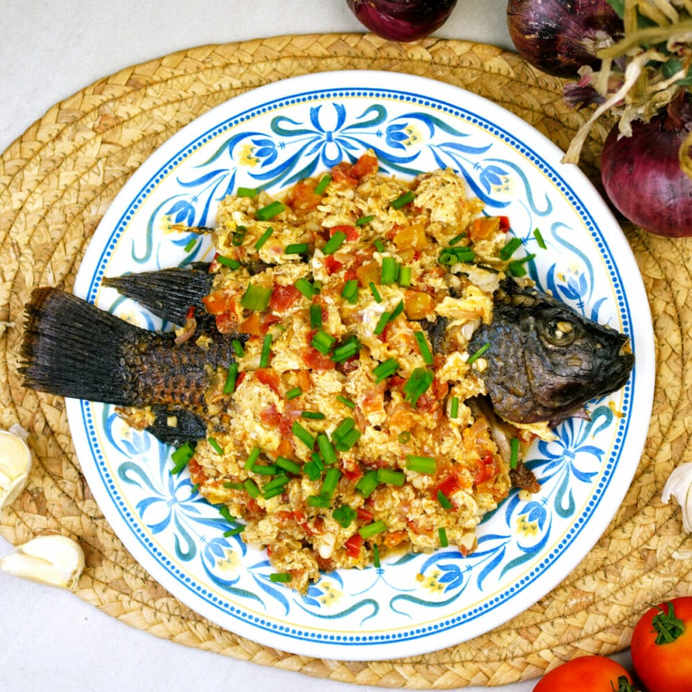 Easy fried Filipino fish sarciado (Sarciadong Isda)