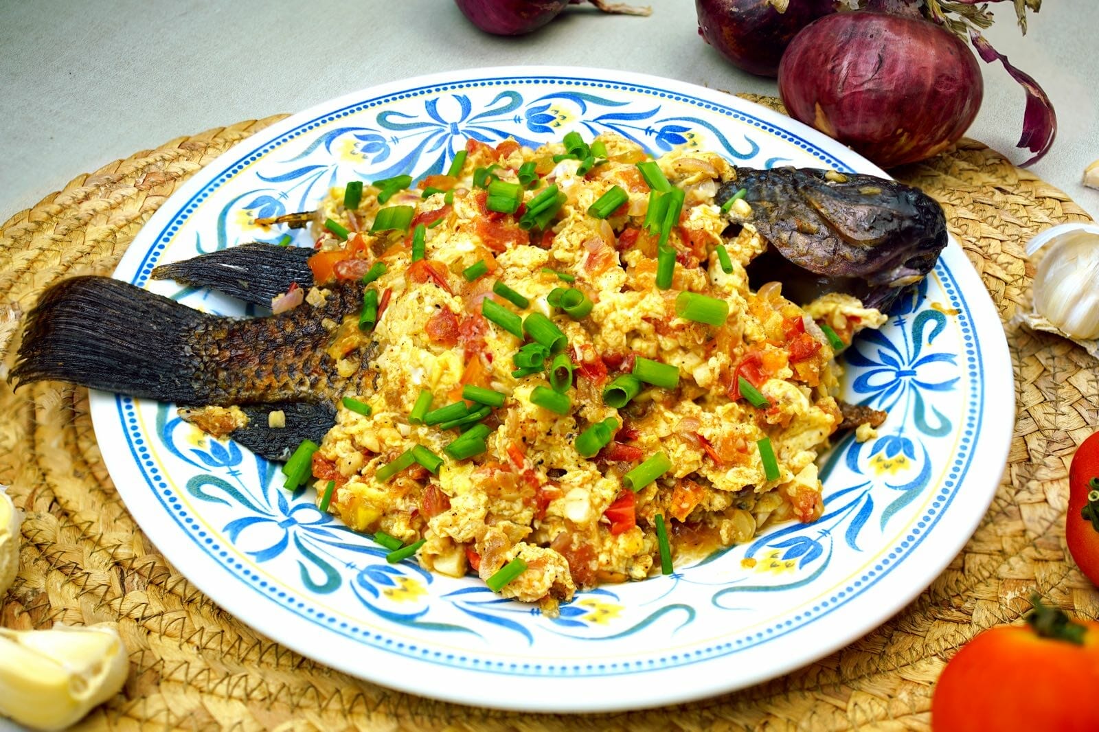 Easy fried Filipino fish sarciado (Sarciadong Isda)